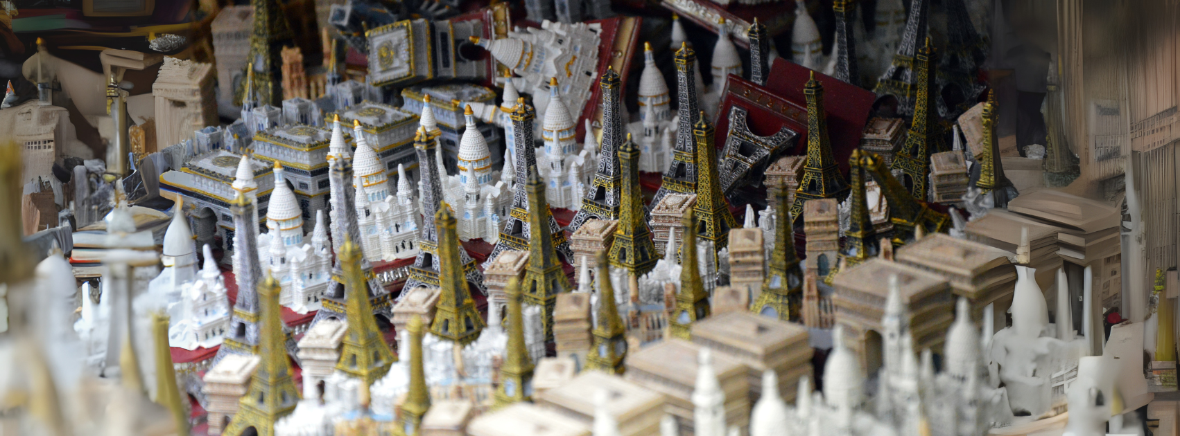 Landmark Souvenirs – Mini Monuments & Iconic Gifts